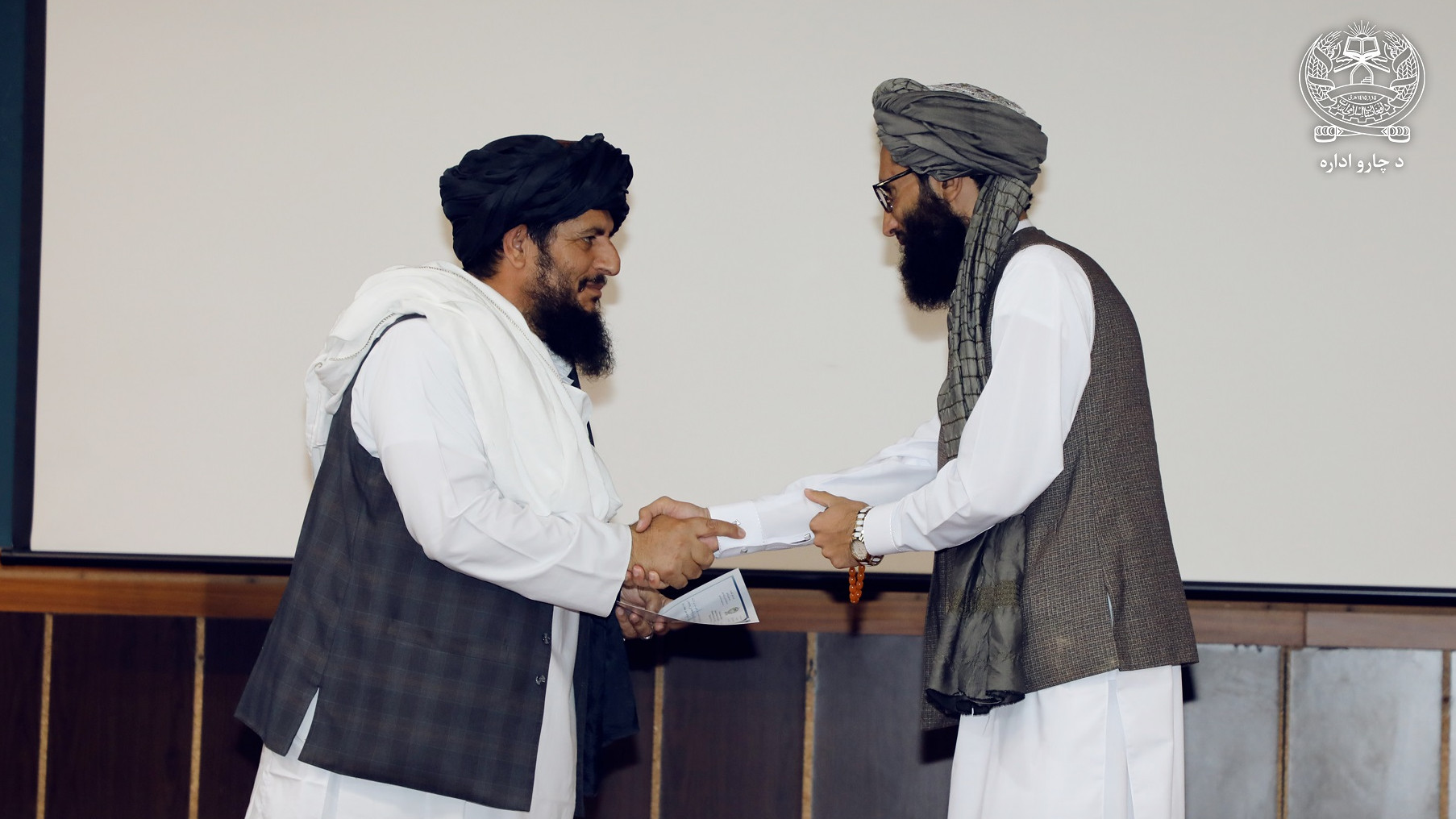 صد تن از برنامه آموزشی رهبری و اداری فارغ شدند Aop